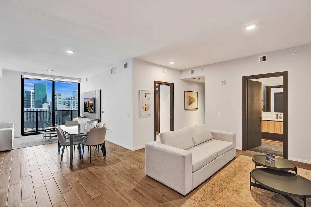 Apartamento Clássico em Condomínio Fechado, 2 quartos (Elser 2917) | Sala de estar | Televisor LED de 40 polegadas com canais digitais 