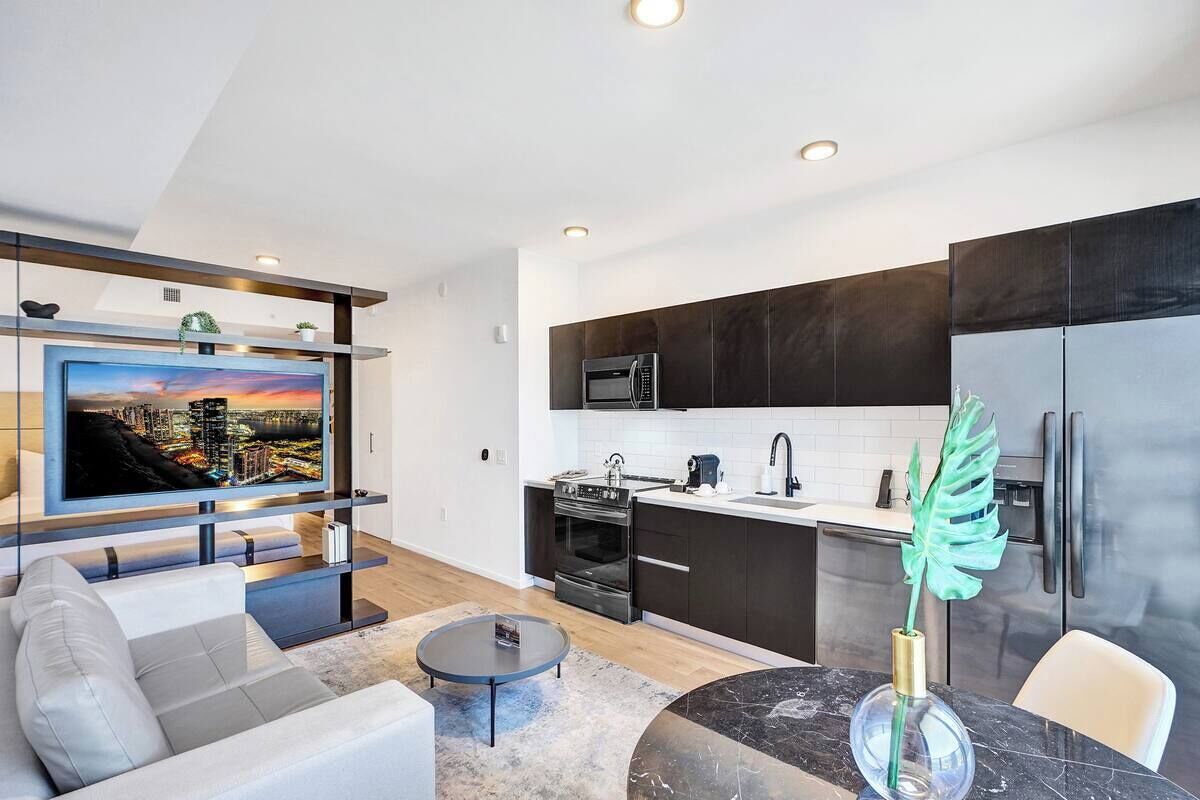 Um frigorífico, um micro-ondas, um forno, uma máquina de lavar louça 