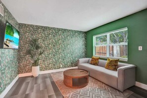 Quarto Individual Clássico, 1 cama queen-size, não fumadores | Sala de estar