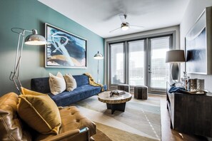 Apartamento Signature em Condomínio Fechado, 1 quarto | Sala | Smart TV de 50 polegadas com canais digitais