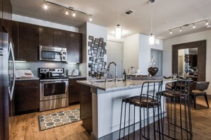 Apartamento Signature em Condomínio Fechado, 1 quarto | Cozinha privada | Um frigorífico, um micro-ondas, um forno, uma placa de cozinha