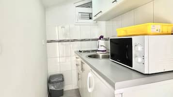 Estúdio conforto, sacada, vista para o mar | Cozinha americana privada | Frigobar, talheres/pratos/utensílios de cozinha