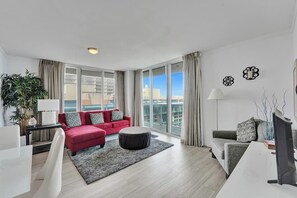 Quarto Clássico com Cama de Casal, várias camas (Arya-1001) | Sala de estar