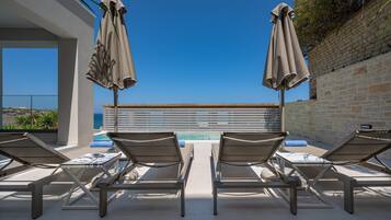 Piscina externa, guarda-sóis, espreguiçadeiras