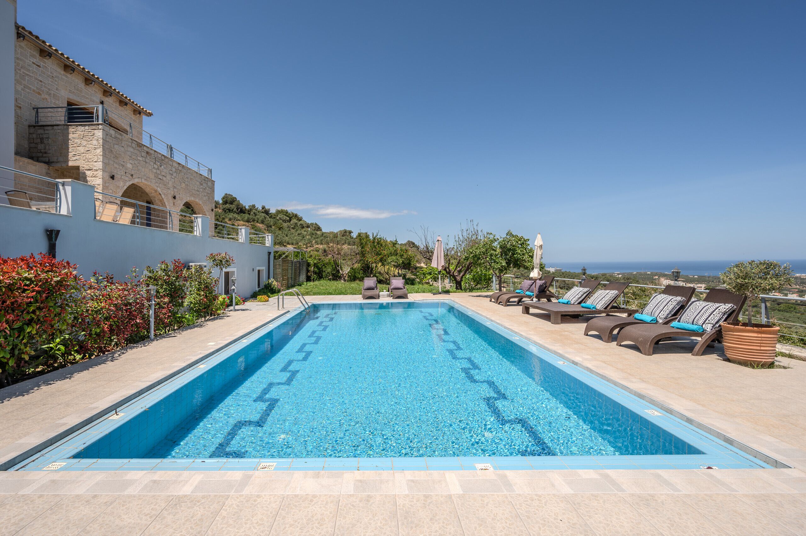 Piscina exterior, guarda-sóis, espreguiçadeiras 