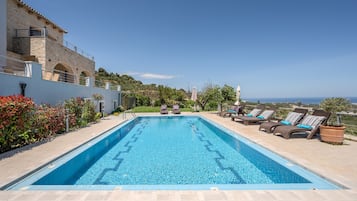 Piscina exterior, guarda-sóis, espreguiçadeiras