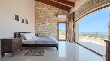 Villa, 4 quartos, fumadores, piscina privativa | 4 quartos, secretária, secretária adequada para computadores portáteis