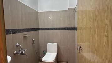 Quarto casal luxo | Banheiro | Chuveiro, toalhas de banho, sabonete, shampoo