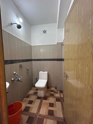 Quarto Duplo Deluxe | Casa de banho | Um polibã, toalhas fornecidas, sabão, champô