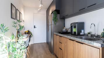 Apartamento | Cozinha privada | Uma cafeteira/bule