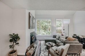 Condo, 2 quartos, sacada | Sala de estar