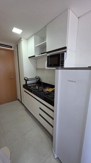 Apartamento Comfort, Vista para a cidade | Cozinha privada | Um frigorífico, um micro-ondas, uma placa de cozinha