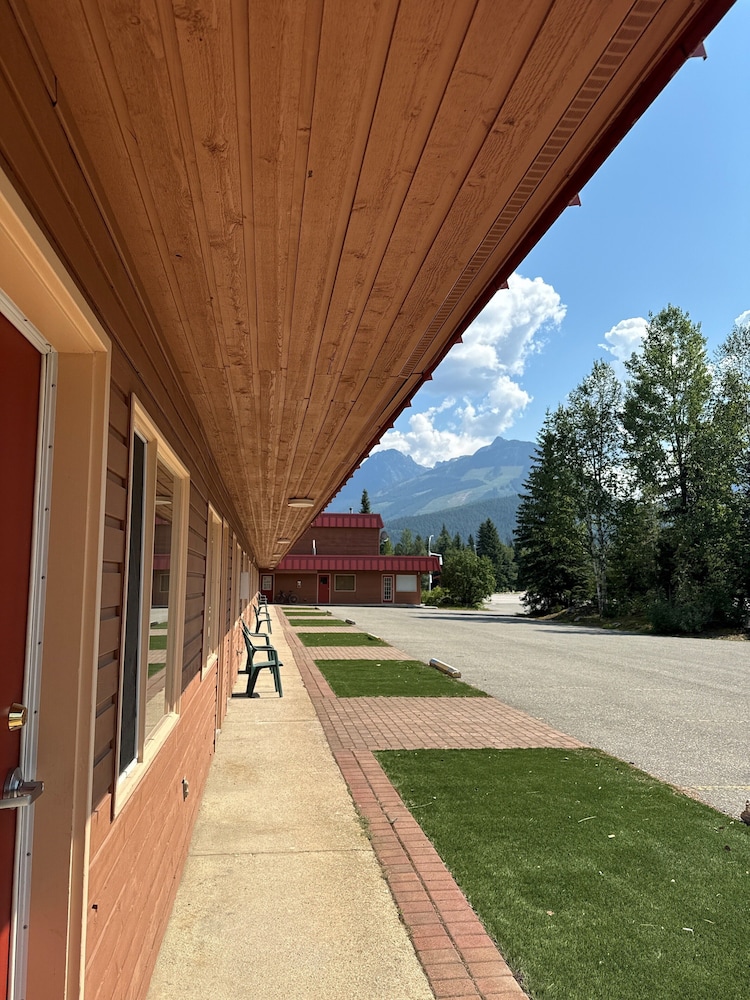 Saddle Mountain Lodge - British Columbia