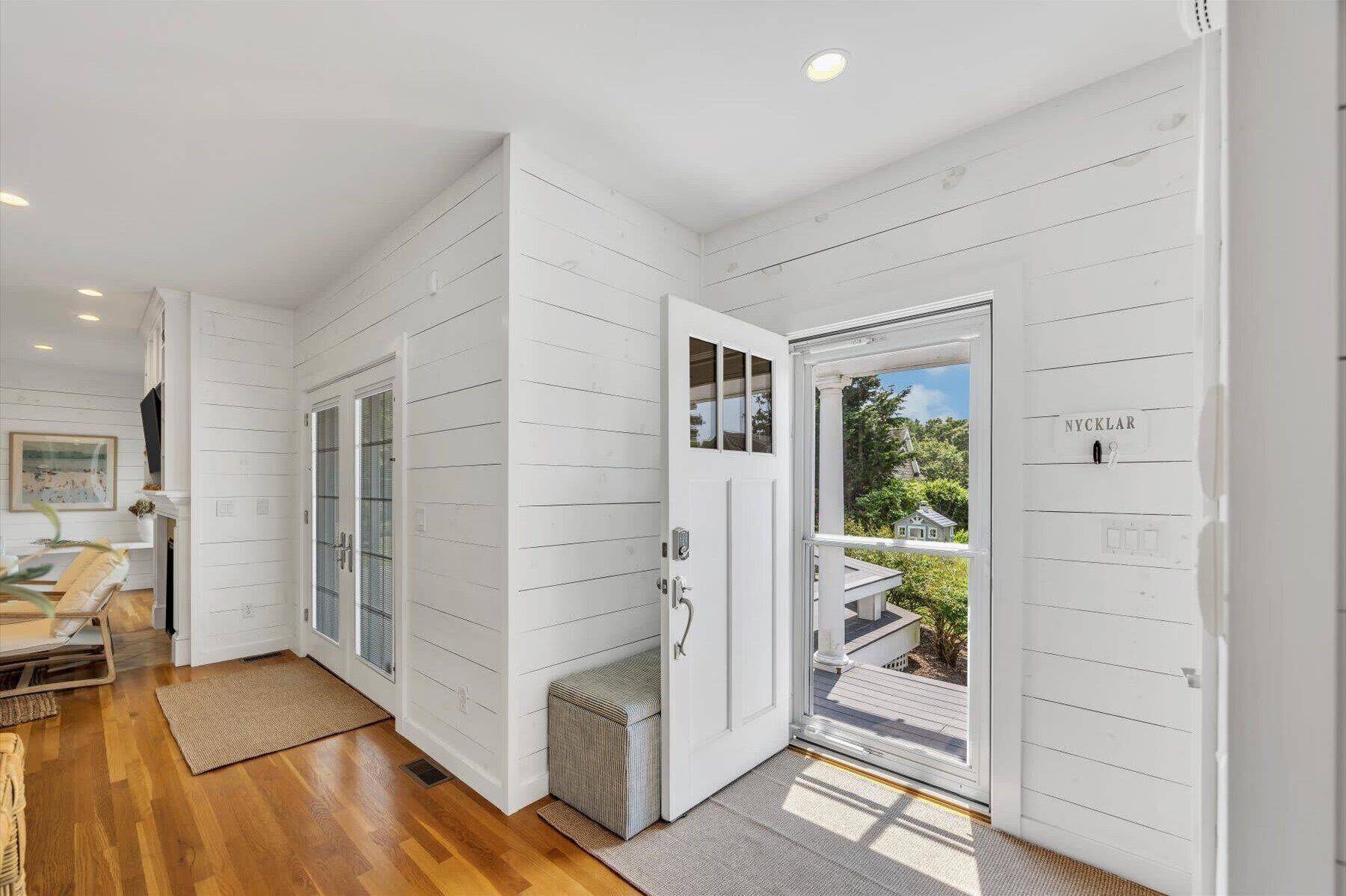 Stay 1 Block From Ocean At 7-bed Retreat With Yard, Deck And Game Room, Host Up To 22 Across 16 Beds, Gas Fireplace, Gas Grill,  Ample Parking, Walk To Menauhant Beach, Perfect For Family Getaway, 24 Hr Hospitality - Falmouth, MA