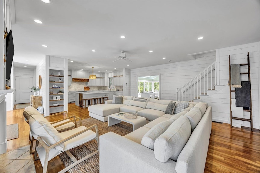 7br Estate · One Block To Ocean · Sleeps 22 - Falmouth, MA