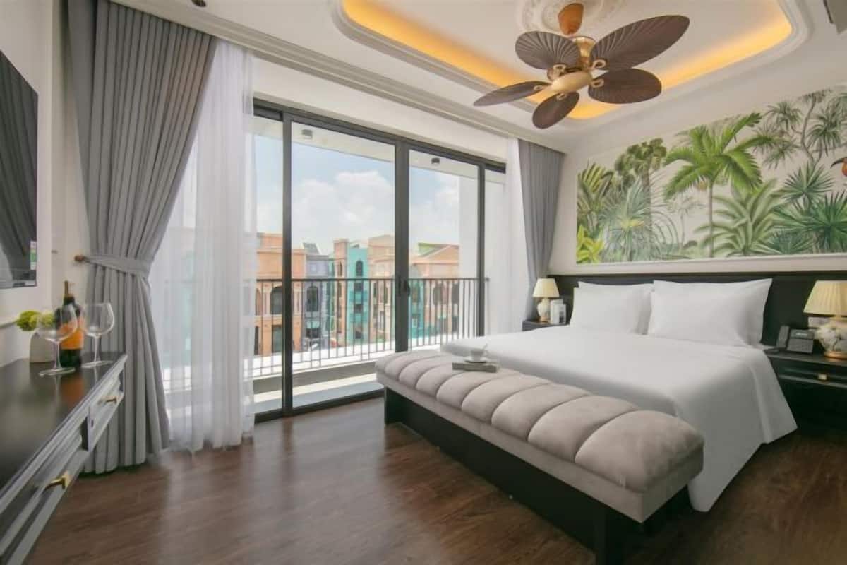 Roupa hipoalergénica, minibar, cofre no quarto, secretária