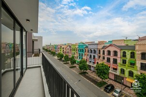 Quarto Quádruplo Deluxe, várias camas, Vista para a cidade | Roupa hipoalergénica, minibar, cofre no quarto, secretária 