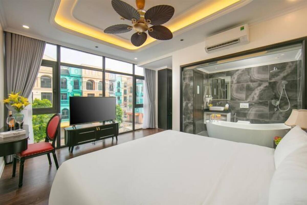 Roupa hipoalergénica, minibar, cofre no quarto, secretária