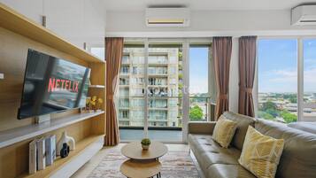 Apartamento, 1 quarto, vista para o pátio | Sala de estar | Smart TV 43 polegadas com canais a cabo, Netflix, serviços de streaming