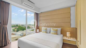 Apartamento, 1 quarto, vista para o pátio | Espaço de trabalho para notebook, ferros/tábuas de passar roupa