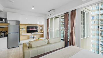 Apartamento, 1 quarto, vista para o pátio | Espaço de trabalho para notebook, ferros/tábuas de passar roupa