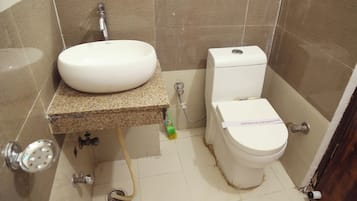 Chuveiro, chuveiro com efeito de chuva, produtos de toalete grátis