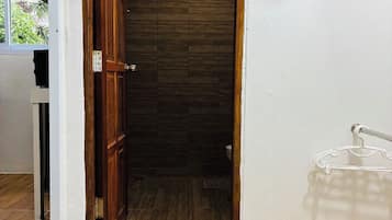 Quarto Duplo Superior, Vista para a cidade | Casa de banho | Um polibã, artigos de higiene pessoal grátis