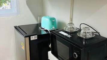 Quarto Duplo Superior, Vista para a cidade | Cozinha privada | Um frigorífico, um micro-ondas, uma placa de cozinha