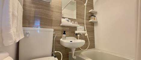 Uma casa de banho moderna com sanita, lavatório e banheira.