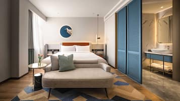 Quarto Duplo Empresarial, Vista para a cidade | Roupa de alta qualidade, edredões de penas, com decoração personalizada