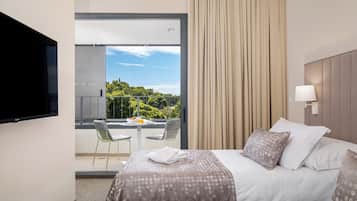 Quarto casal ou duplo luxo, sacada, vista para o mar | Frigobar, cofres nos quartos, escrivaninha, cortinas blackout