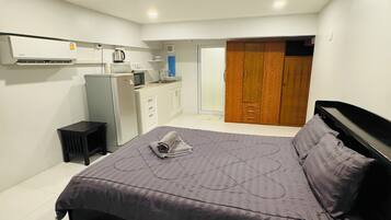 Secretária, secretária adequada para computadores portáteis