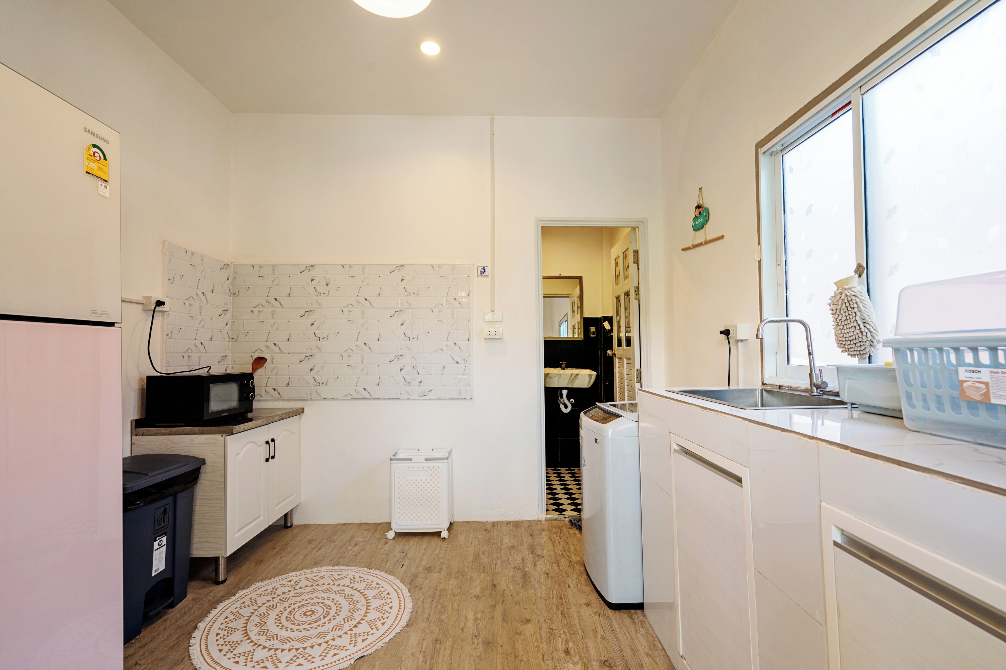 Um frigorífico, um micro-ondas, uma placa de cozinha 