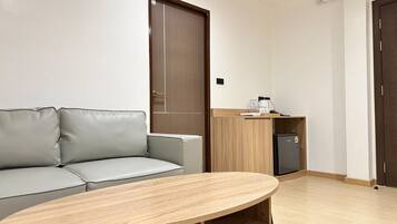 Deluxe Double Room, No Window, Non-Smoking | Sala de estar