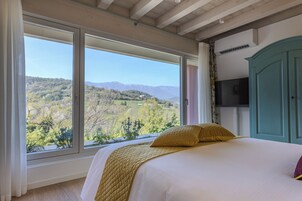 Apartamento, vista para a colina, no piso térreo | Cofres nos quartos, cortinas blackout, quartos à prova de som