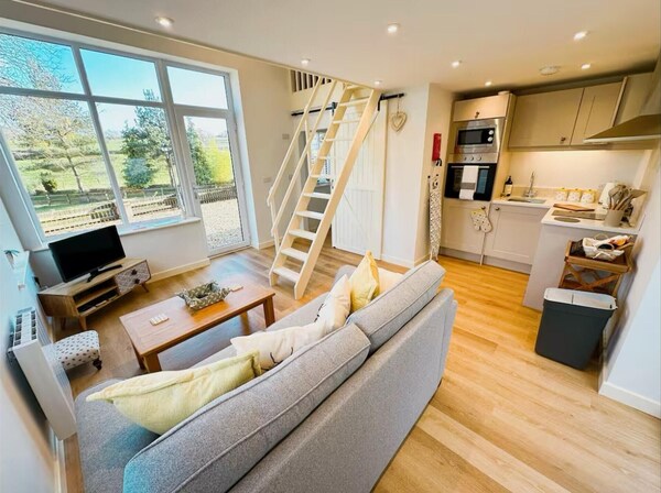 Honey Bee Cottage, Tiny House, Welshpool - Shropshire