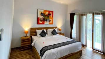 Quarto Duplo Deluxe, varanda, vista para o jardim | Secretária, secretária adequada para computadores portáteis