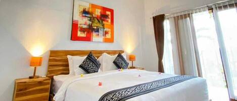 Quarto Duplo Deluxe, varanda, vista para o jardim | Secretária, secretária adequada para computadores portáteis