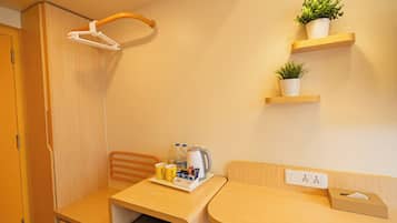 Quarto casal luxo | Cofres nos quartos, escrivaninha, espaço de trabalho para notebook
