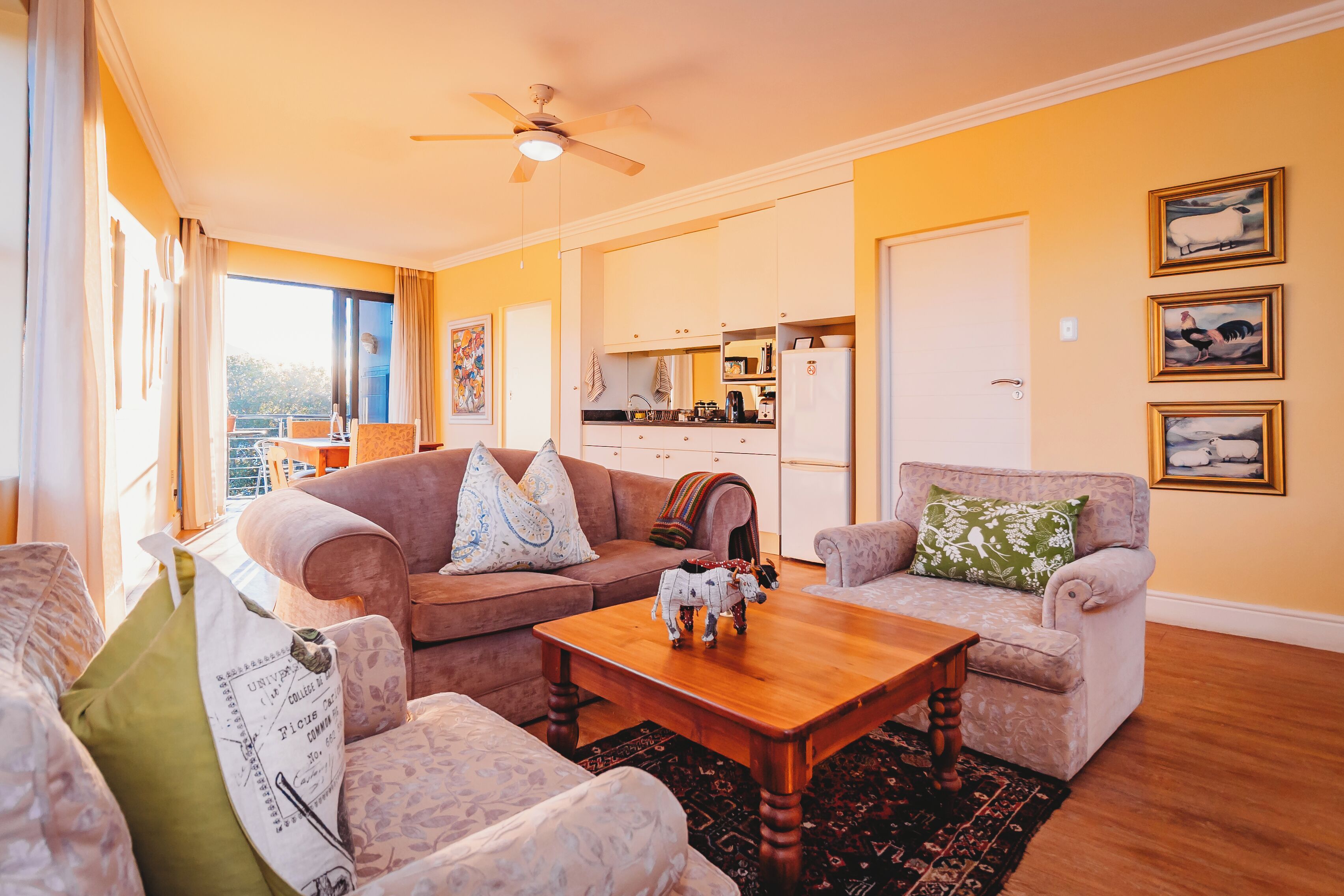 Apartamento básico, 1 quarto | Área de estar | TV 54 cm com canais via satélite