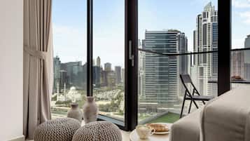 Apartamento de Luxo, 2 quartos, varanda, vista para a piscina | Sala | Smart TV de 65 de polegadas com canais por cabo, Netflix, Hulu