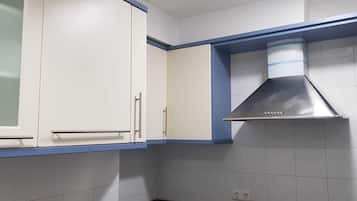 Um frigorífico, um micro-ondas, uma placa de cozinha, uma torradeira