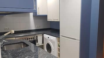 Geladeira, micro-ondas, cooktop, torradeira
