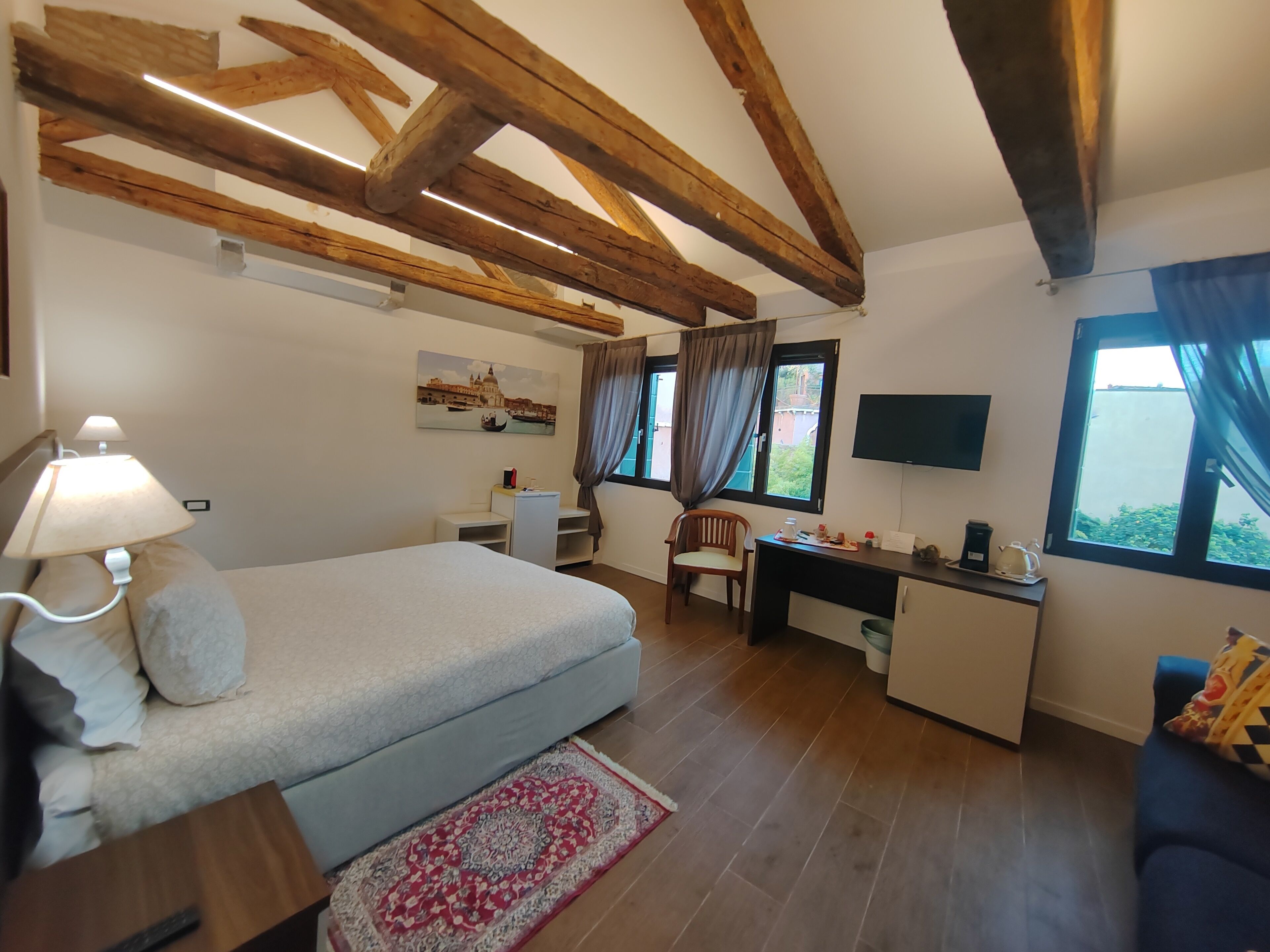 Quarto Duplo Superior | Edredões de penas, camas de colchão viscoelástico, secretária 