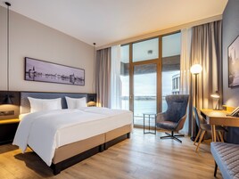 Quarto casal premium, vista para o porto | Roupas de cama antialérgicas, edredons de pluma, frigobar