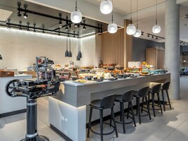 Pequeno-almoço tipo buffet diário (24 EUR por pessoa)