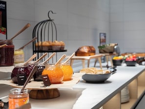 Pequeno-almoço tipo buffet diário (24 EUR por pessoa)