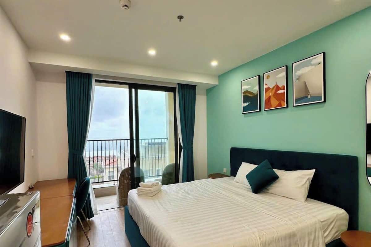 Apartamento Cidade, vista para o mar | Cofre no quarto, secretária