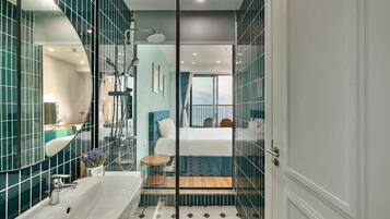 Um polibã, artigos de higiene pessoal grátis, um secador de cabelo