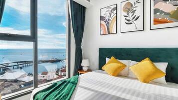 Apartamento Básico | Cofre no quarto, secretária